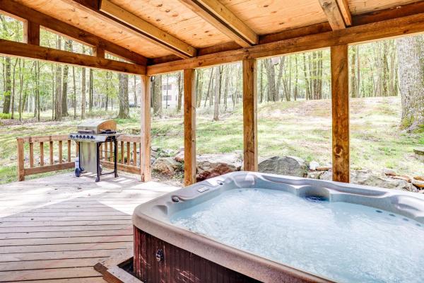 Long Pond Log Cabin With Hot Tub Soaks And Outdoor Fun - Pocono Lake