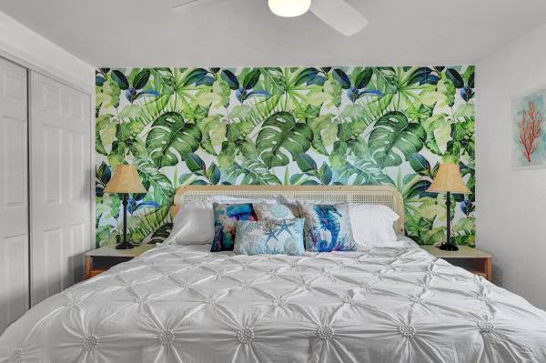 Newly Renovated 2 Bed With Beach Supplies, Trailer Space, Walk To Beach - Cortez, FL