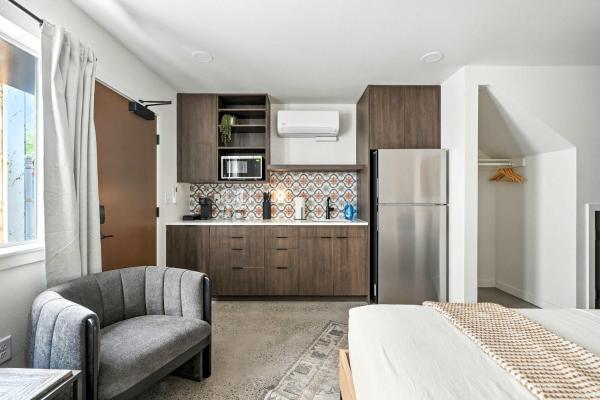 New Kerns Studio Prime Spot Walkable Area - Portland, OR