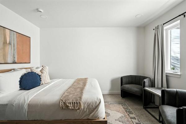 Kerns Studio - Near Coffee Dining & Transit - Portland, OR