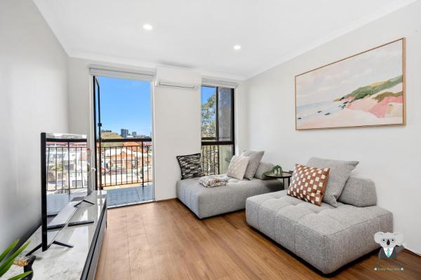 Kozyguru | Surry Hills | Sleek City Pad + Balcony - Surry Hills