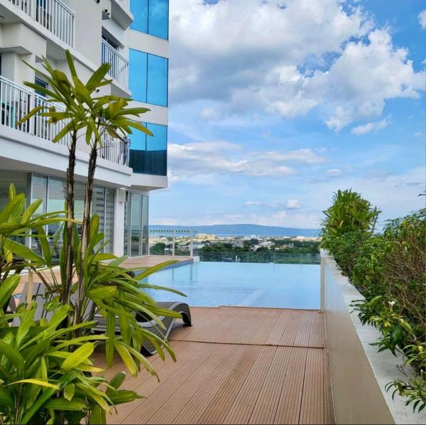 Cozy Studio Near Abreeza Mall A Balcony With City And Sea View - Davao City