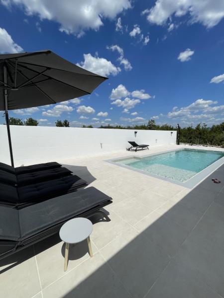 Holiday Home Olivarum With Heated Pool - Tisno