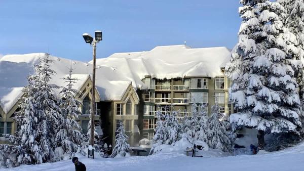 Woodrun Lodge 412 | Ski-in-ski-out, Pool, Hot Tub, & Free Parking - ウィスラー
