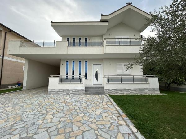 Miri House - Albanie