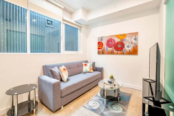 Peaceful 2br Basement Suite Near Downtown Toronto - The Roland - Toronto