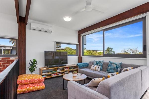 Bay Breeze Retreat New Modern Family Home - Apollo Bay