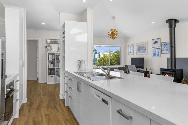 Shoreline Escape - Apollo Bay