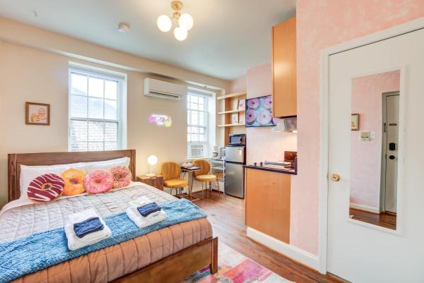 Sweet Tooth Studio 99 Walk Score Half Block To King - Alexandria, VA