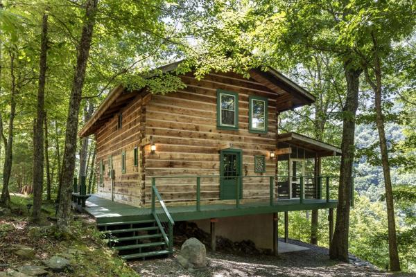 Beautiful Rustic Cabin Surrounded By Nature With Incredible Views And A Wrap-around Deck For An Amazing Glamping Experience In Marshall, Nc - Hot Springs, NC