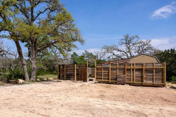 Off-grid Luxurious Tiny Cabin With Incredible Outdoor And Indoor In Texas - Wimberley, TX
