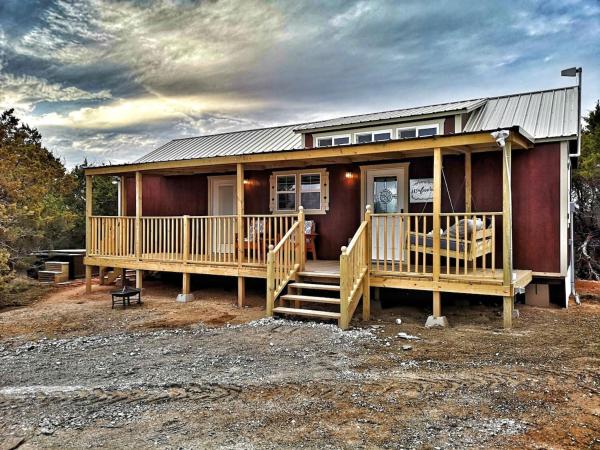 Romantic Granbury Cabin Ideal For A Texas Getaway - Granbury, TX