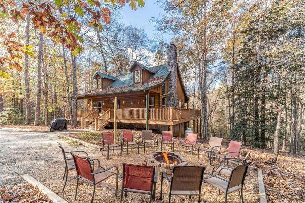 Impressive Secluded Cabin With Fire Pit, Pool Table, Barbecue And Hot-tub In Cleveland, Georgia - Clarkesville, GA