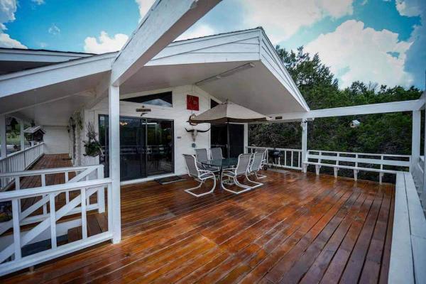 Riverfront Cabin With Spacious Interior, Large Deck And Views In Texas - Wimberley, TX