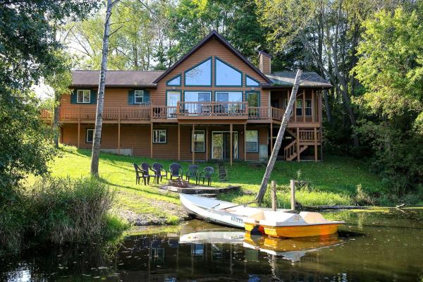 Family-friendly Cabin Rental On A Private Lake Near Wisconsin Dells - 위스콘신