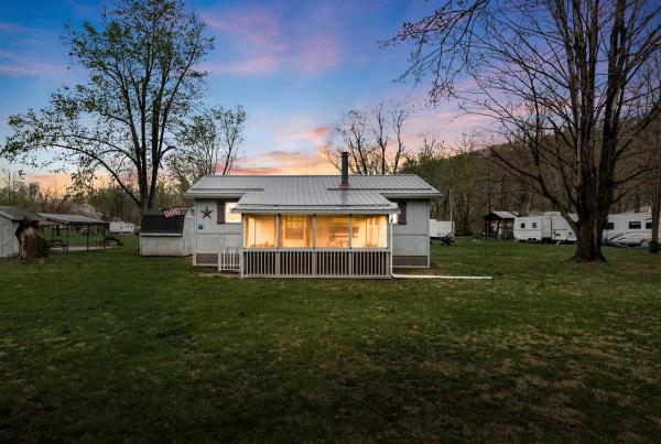 Serene Riverfront Cabin Haven Near South Branch Potomac River In West Virginia - West Virginia