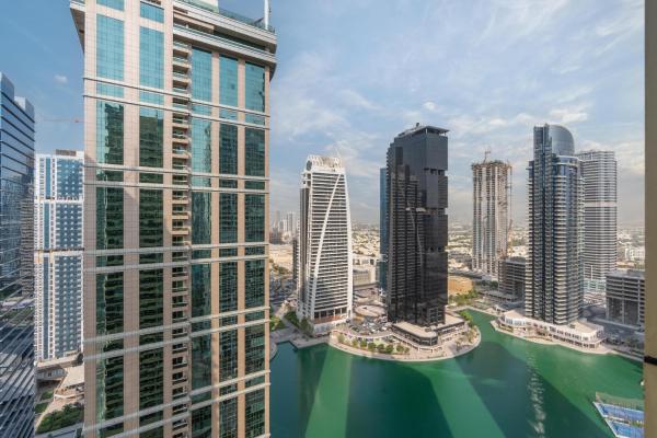 Samaya Holiday Homes - Elegant 1br Stunning Lake View - Next To Metro - Dubai