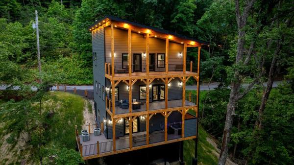 Brand-new Luxury Cabin With Game Room & Hot Tub Near Downtown Gatlinburg, Tn - Blue Ridge Mountains