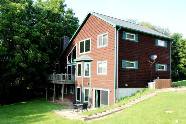 Lakefront Vacation Rental With A Deck And Hot Tub Near Wisconsin Dells - Fort McCoy, WI