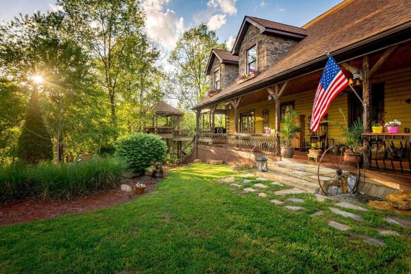 Luxurious Vacation Rental For Groups Near Hoosier National Forest, Indiana - Charlestown State Park, Charlestown