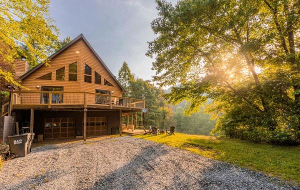Incredible Mountain Cabin With Private Creek And Hot Tub Allowing Outstanding Views In Bryson City - Bryson City, NC