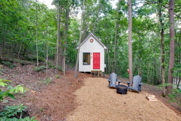 Picturesque Tiny Cabin Surrounded By Nature In Alabama - Alabama