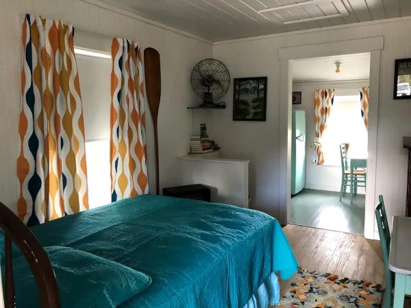 Picturesque Vintage Cabin With Lake Views In Florida - Sarasota, FL