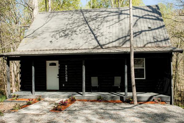 Rustic Wooden Cabin With Hot-tub In Campbellsville, Kentucky - Kentucky