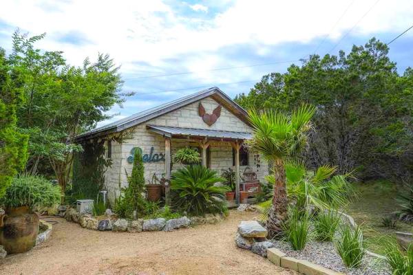 Romantic Cabin Retreat With A Private Hot Tub And Pool In Wimberley, Texas - Wimberley, TX