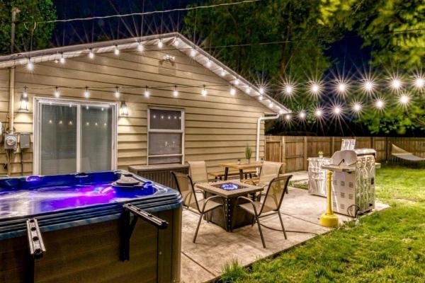 Incredible Cozy Cottage With Hot-tub In Gary, Indiana - Gary, IN