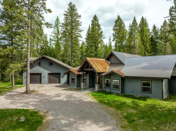 Heavenly Cabin Nestled Among The Towering Trees In Montana - Montana