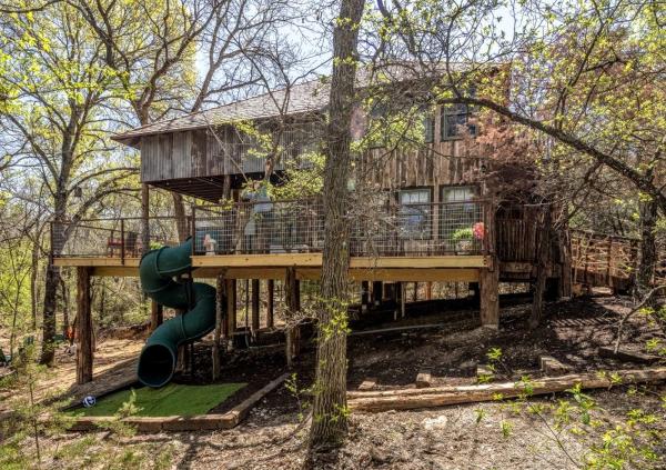 Magical Treehouse With Slide By Brazos River For Family Glamping Adventures In Texas - Weatherford, TX