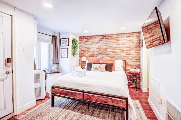 Eagle's Landing - Logan Airport - Massachusetts