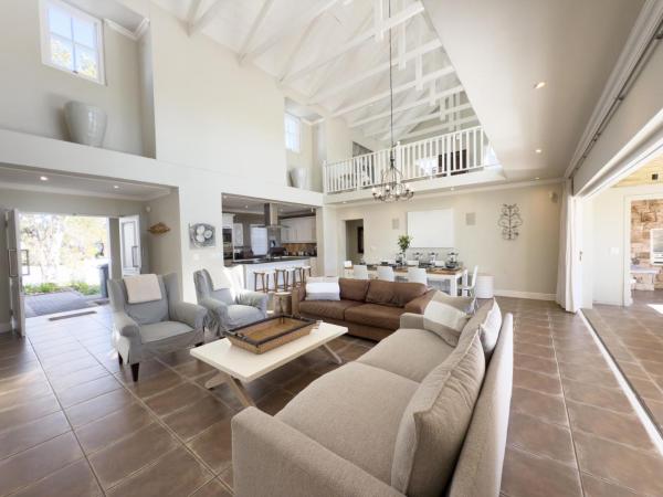 Stylish 4br Haven W Golf Course Views By The Sea - Plettenberg Bay