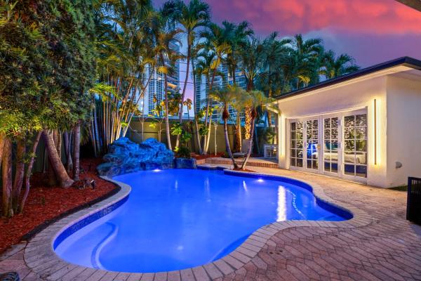 Beach Pop - Steps To Beach Heated Pool & Hot Tub - Pompano Beach, FL