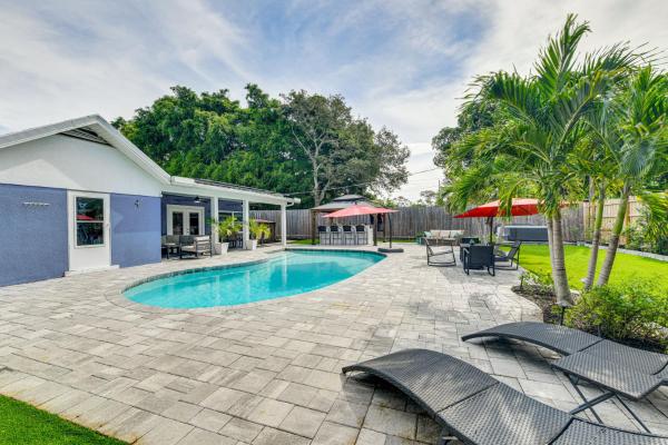 Backyard With Pool And Games! Family Home In Bradenton - Longboat Key, FL