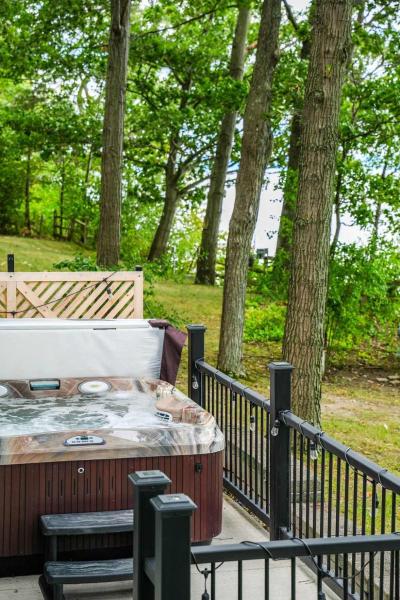Waterside Leisure Lakefront Hot Tub & Game Room - Seneca Falls, NY