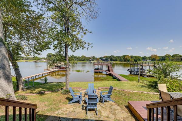 Lakefront Escape With Game Room And Dock In Mabank! - Log Cabin, TX