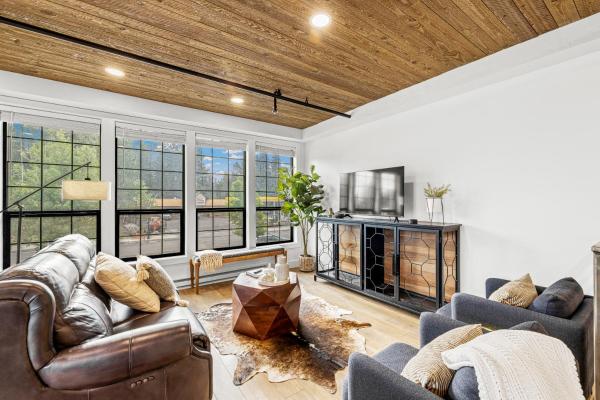 The Loft- Steps From The Lake & Dining- This Newly Renovated 2 Bedroom Loft In The Heart Of Mccall - McCall, ID