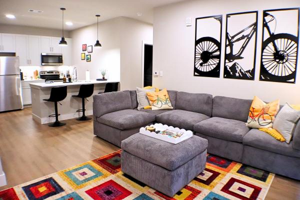 Luxe King Suite, Cozy Sectional, Gym, Pool, Amp - Lowell, AR