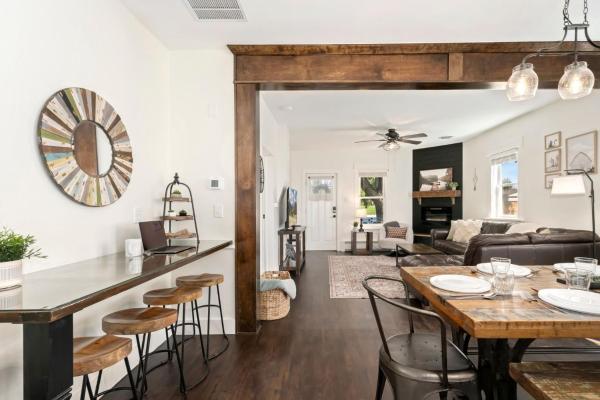 Windsor Farmhouse Family Fun, Yard And Fireplace - Greeley, CO