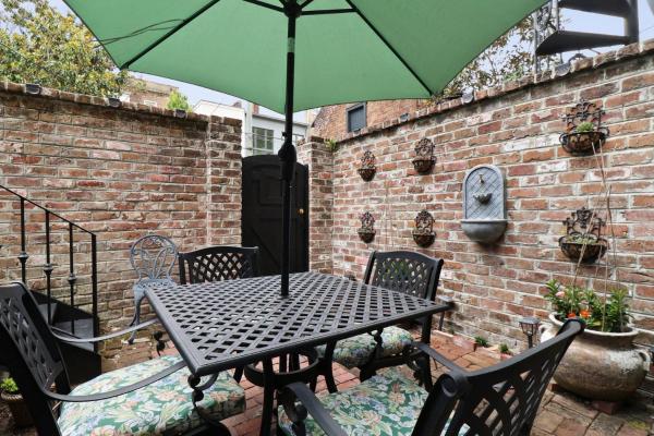 Oglethorpe Square Garden Apartment By Lucky Savannah - Savannah, GA
