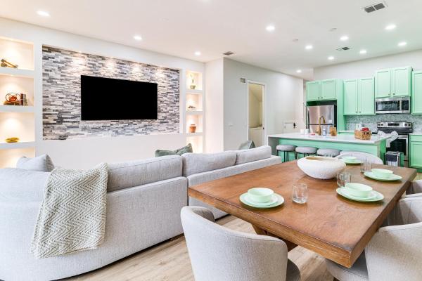 Disney Area Hub Outdoor Pool And Resort-style Perks - Florida