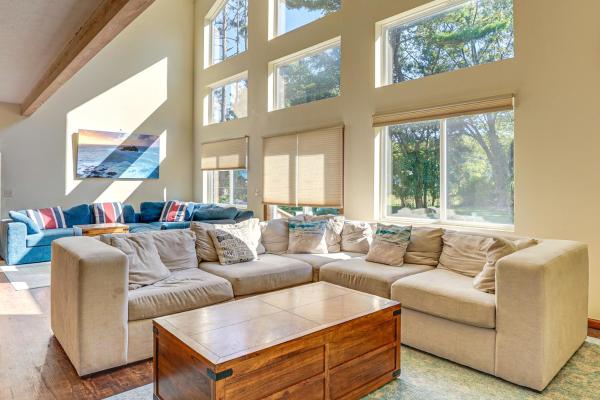 Large Home With Hot Tub Less Than 1 Mi To Lake Michigan! - Michigan