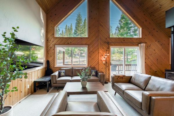 Hearthlight Cabin At Tahoe Donner By Tahoe Getaways - Pet-friendly 3br W Guest Suite - Donner Lake, CA