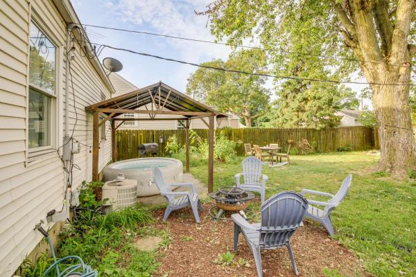 2 Blocks To Main St Walkable Beech Grove Home! - Indianapolis, IN