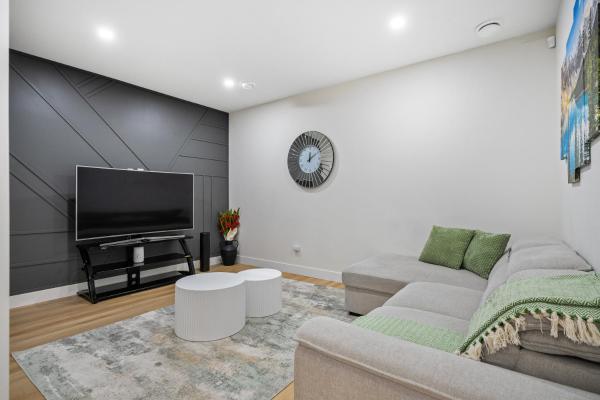 Private Sherwood Suite By Park - Calgary
