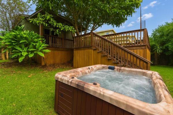 Tropical Retreat- Pet & Family Friendly, Hot Tub, Fire Pit, Deck, Grill, 5 Min To Beach - Tampa, FL
