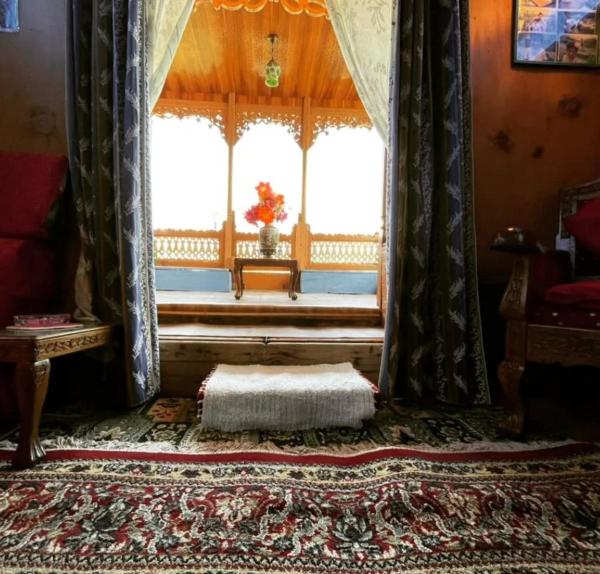 Dolphin Houseboat - Srinagar