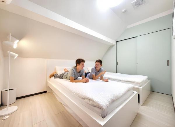 New!twelve People/ Shin Ookubo 6min/ Pocket Wifi - Shibuya